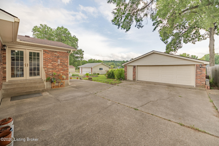 7311 Nottoway Cir Louisville KY 40214 (House For Sale) | MLS 1720095