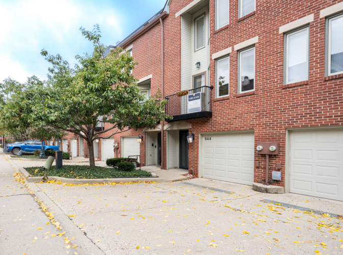 544 Lockerbie Circle N Indianapolis IN 46202 (House For Sale) | MLS 21936109