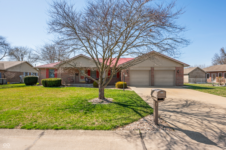 416 Hedge Court W Seymour IN 47274 (House For Sale) | MLS 22024917